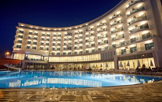 Piscina interna, 3 piscinas externas, guarda-sóis, espreguiçadeiras