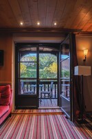 Dúplex Deluxe | Roupa de alta qualidade, minibar, cofre no quarto, secretária 