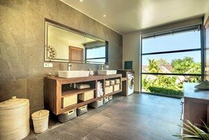 Villa Design, 2 quartos, piscina privativa, junto ao jardim | Casa de banho | Um polibã, um chuveiro fixo, artigos de higiene pessoal grátis 