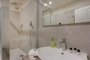 Quarto Quádruplo de Luxo (Monnalisa) | Casa de banho | Um polibã, um chuveiro fixo, artigos de higiene pessoal grátis 