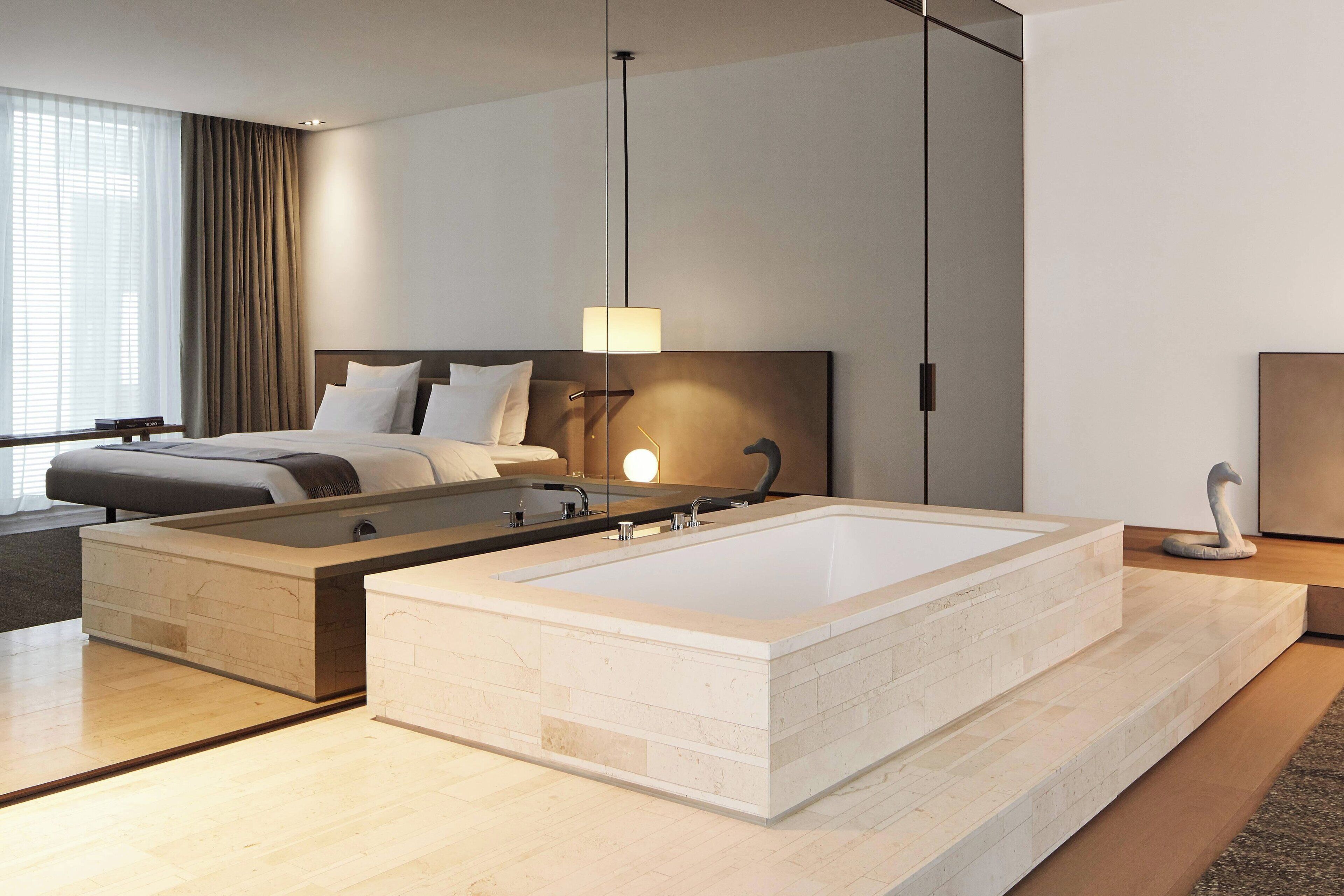 Suíte superior, 1 quarto | Roupas de cama premium, frigobar, cofres nos quartos