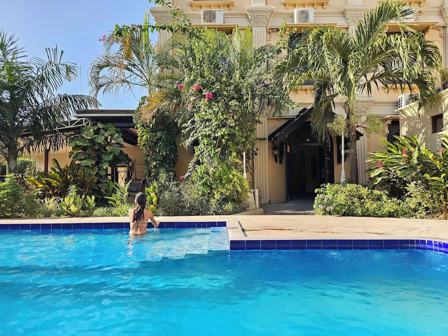 Piscina exterior, espreguiçadeiras