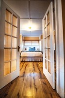 Cabana, 2 camas Queen, cozinha (Centennial, Riverfront Deck) | Roupa de cama