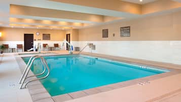 Piscina interna, funciona das 8h às 22h, espreguiçadeiras