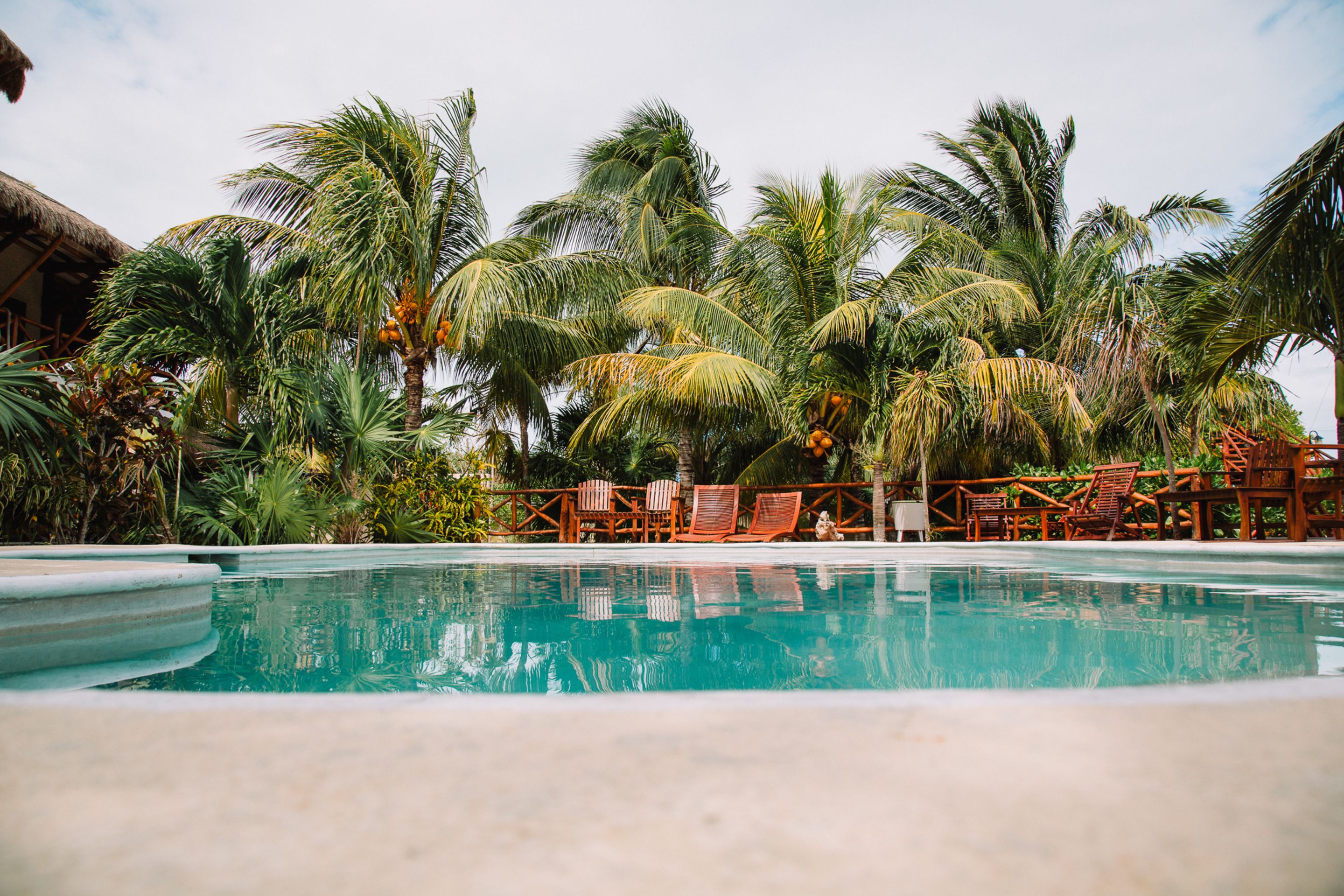 Piscina exterior, espreguiçadeiras 