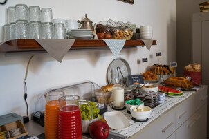 Pequeno-almoço tipo buffet diário (8 EUR por pessoa) 