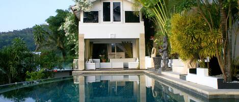 Piscina externa, piscina infinita, espreguiçadeiras