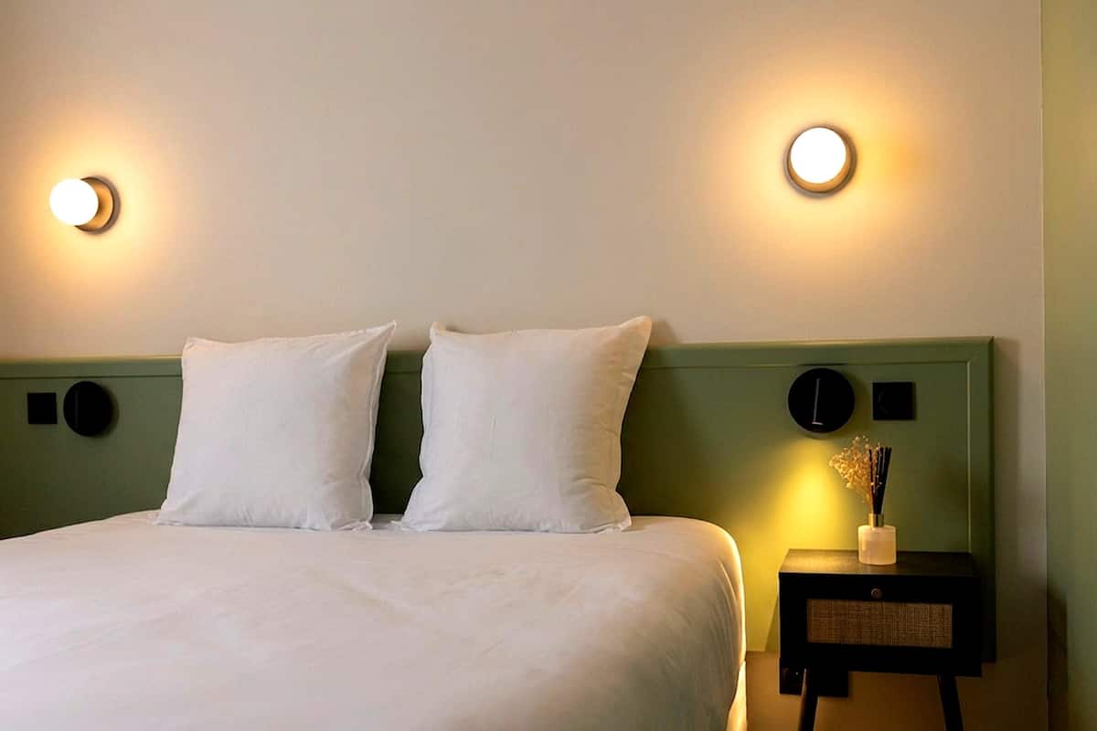 Quarto superior, 1 cama Queen | Cofres nos quartos, escrivaninha, espaço de trabalho para notebook