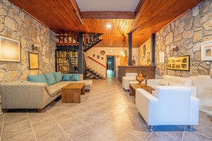 Área de estar no saguão