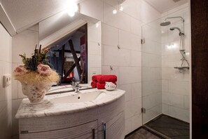 Quarto Duplo (Robijn) | Casa de banho | Um polibã, artigos de higiene ecológicos, um secador de cabelo