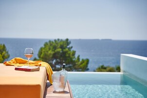 Suíte, piscina particular, vista para o mar (Adults Only) | Piscina | Piscina externa, funciona das 9h às 19h, guarda-sóis, espreguiçadeiras