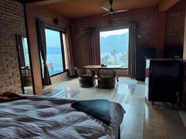 Peaceful Deluxe Apartment with Lake View & Kitchen | Roupas de cama premium, cofres nos quartos, escrivaninha