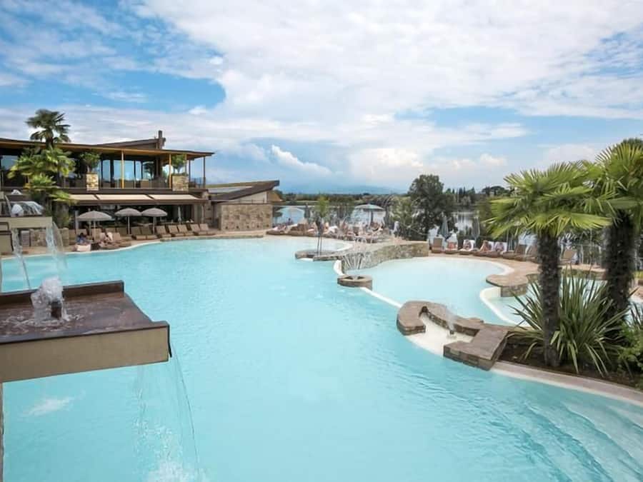 Piscina externa sazonal, guarda-sóis, espreguiçadeiras