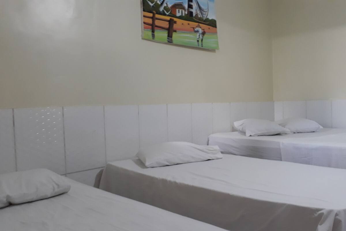 Quarto quádruplo | Frigobar, escrivaninha, cortinas blackout, Wi-Fi de cortesia