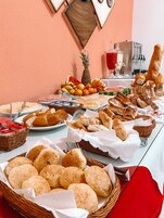 Café da manhã com buffet grátis todos os dias