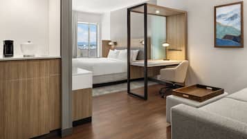 Suite, 1 cama king-size e sofá-cama | 1 quarto, secretária, cortinas/cortinados opacos