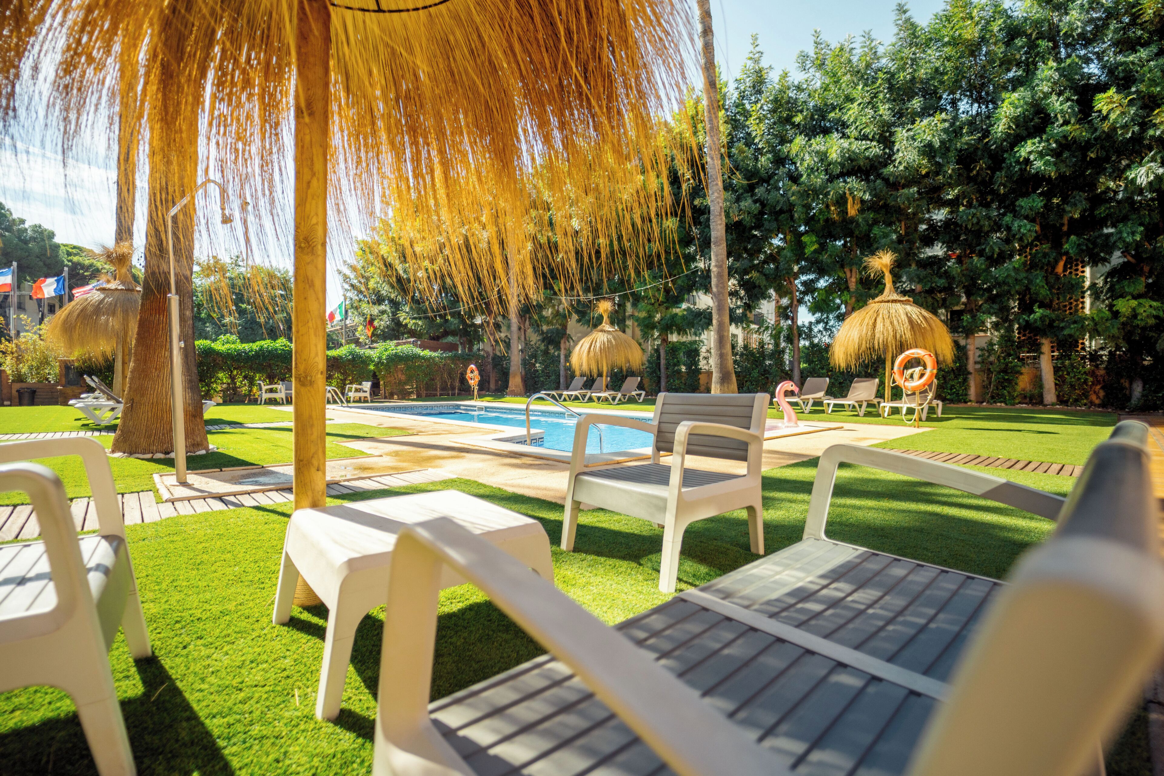 Piscina exterior, guarda-sóis, espreguiçadeiras 