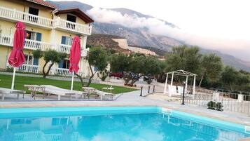 Piscina exterior, espreguiçadeiras