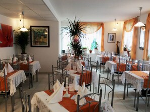 Almoços e jantares servidos, incluindo cozinha vegan