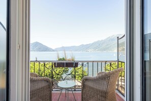 Quarto Duplo, vista para o lago | Cofre no quarto, com decoração personalizada 