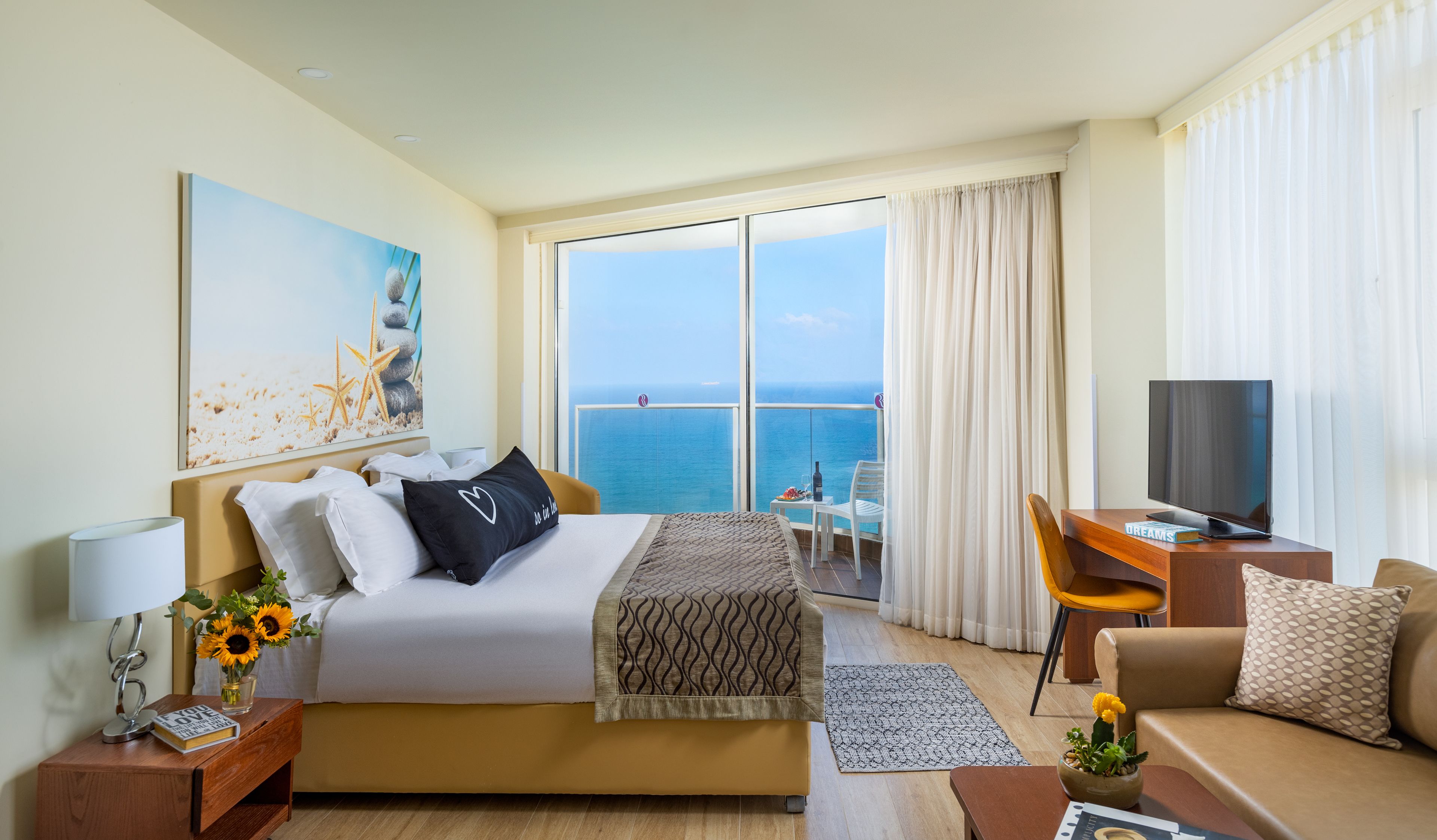 Quarto Deluxe, várias camas, não fumadores | Minibar, cofre no quarto, secretária, quartos insonorizados 