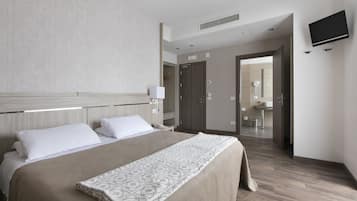 Frigobar, cofres nos quartos, escrivaninha, quartos à prova de som