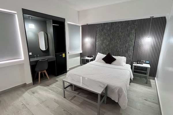 Suíte, banheira de hidromassagem | 1 quarto, cofres nos quartos, Wi-Fi de cortesia, roupa de cama