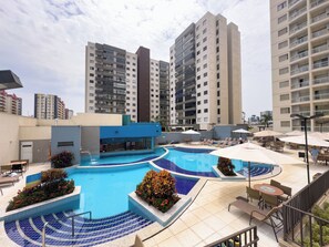 Piscina interior, 5 piscinas exteriores, guarda-sóis, espreguiçadeiras 