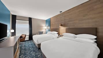 Quarto tradicional, 2 camas Queen | Roupas de cama premium, camas com colchões pillow-top, escrivaninha