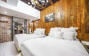 Royal Suite Poolvilla (210) | Com decoração personalizada, com mobília individualizada, secretária 