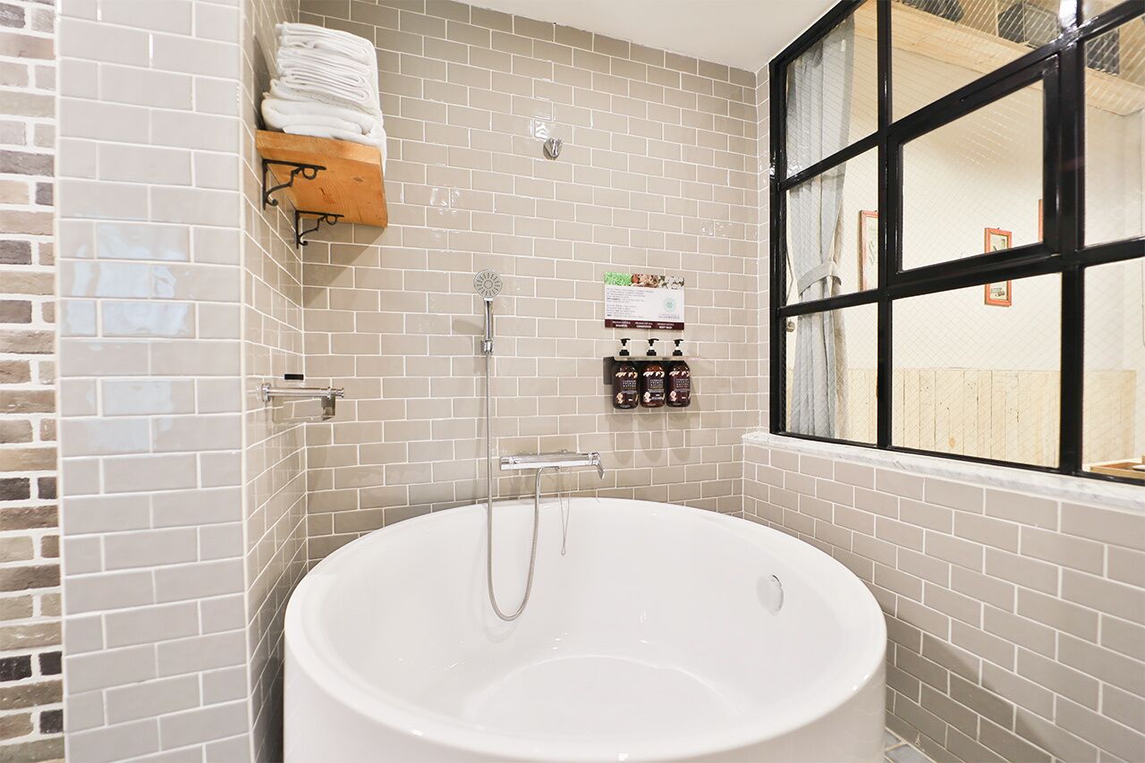 Premium Suite Twin (512) | Com decoração personalizada, com mobília individualizada, secretária 