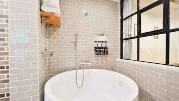 Premium Suite Twin (512) | Com decoração personalizada, com mobília individualizada, secretária
