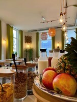 Pequeno-almoço tipo buffet diário (17.5 EUR por pessoa) 