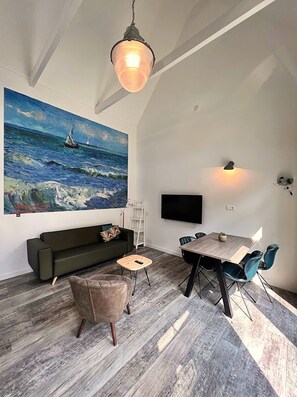 Apartamento, 2 quartos | Sala de estar | Televisor de ecrã plano de 32 polegadas com canais digitais, televisor 