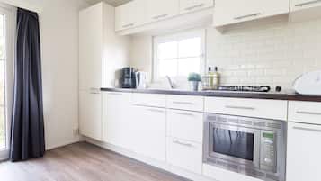 Um frigorífico, um micro-ondas, uma placa de cozinha
