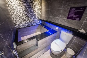Quarto Quádruplo Exclusivo | Casa de banho | Uma combinação polibã/banheira, banheira de água mineral 