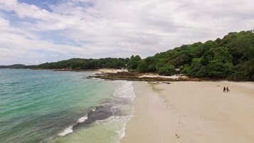 Na praia, areia branca, toalhas de praia, prática de mergulho autônomo 