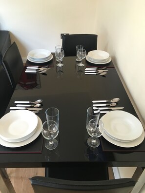 Apartamento Premium, 2 quartos, varanda | Refeições no quarto