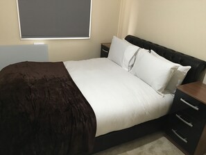 1 quarto, cofre no quarto, ferro/tábua de engomar