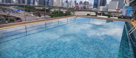 Piscina exterior, espreguiçadeiras