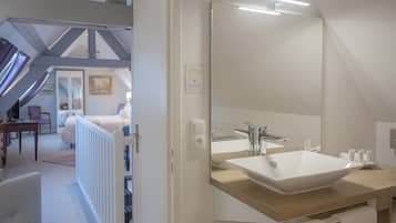Quarto Duplo Executivo | Casa de banho | Uma banheira de hidromassagem, artigos de higiene pessoal grátis