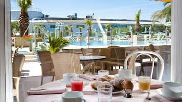 Café da manhã com buffet todos os dias mediante uma taxa