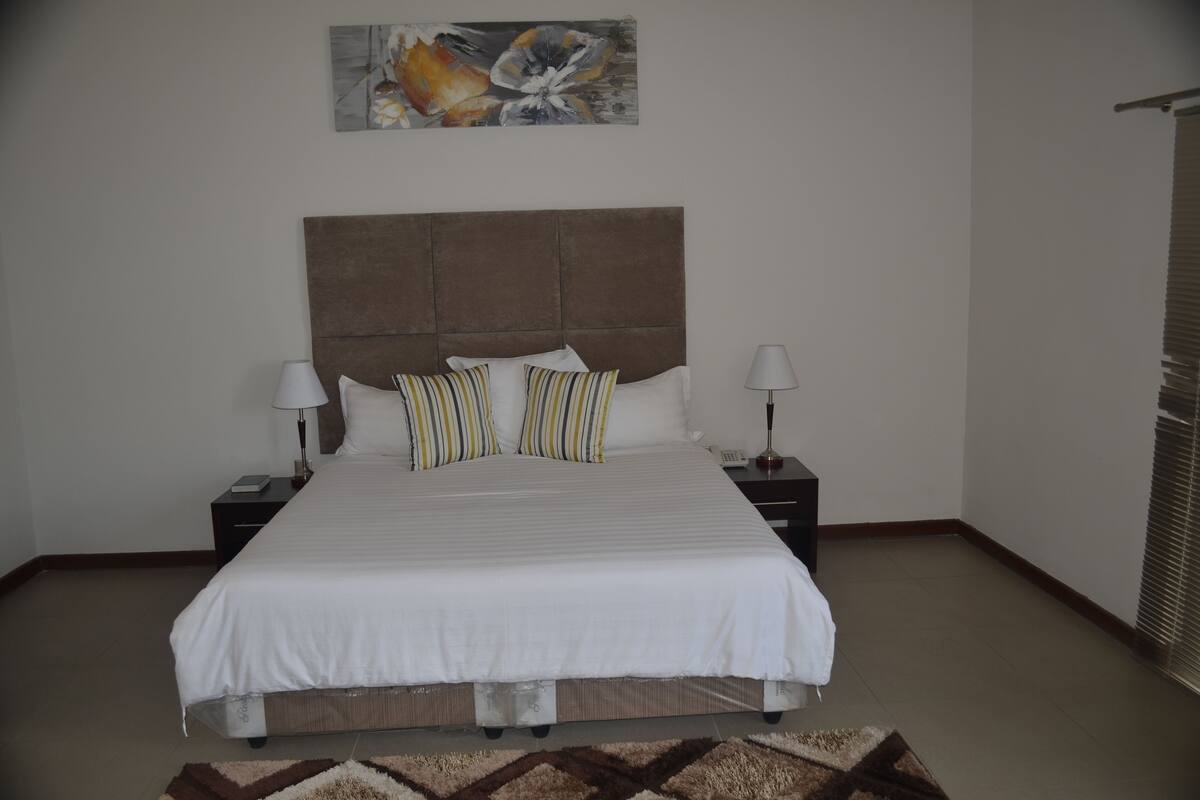 Quarto solteiro luxo, 1 cama Queen, acessível, banheiro privativo | Cofres nos quartos, escrivaninha, quartos à prova de som