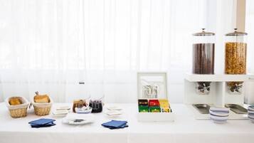 Disposição de buffet de café da manhã com cestas, pratos e recipientes para alimentos.