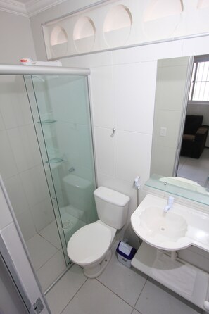 Apartamento | Casa de banho | Um polibã, artigos de higiene pessoal grátis, toalhas fornecidas 