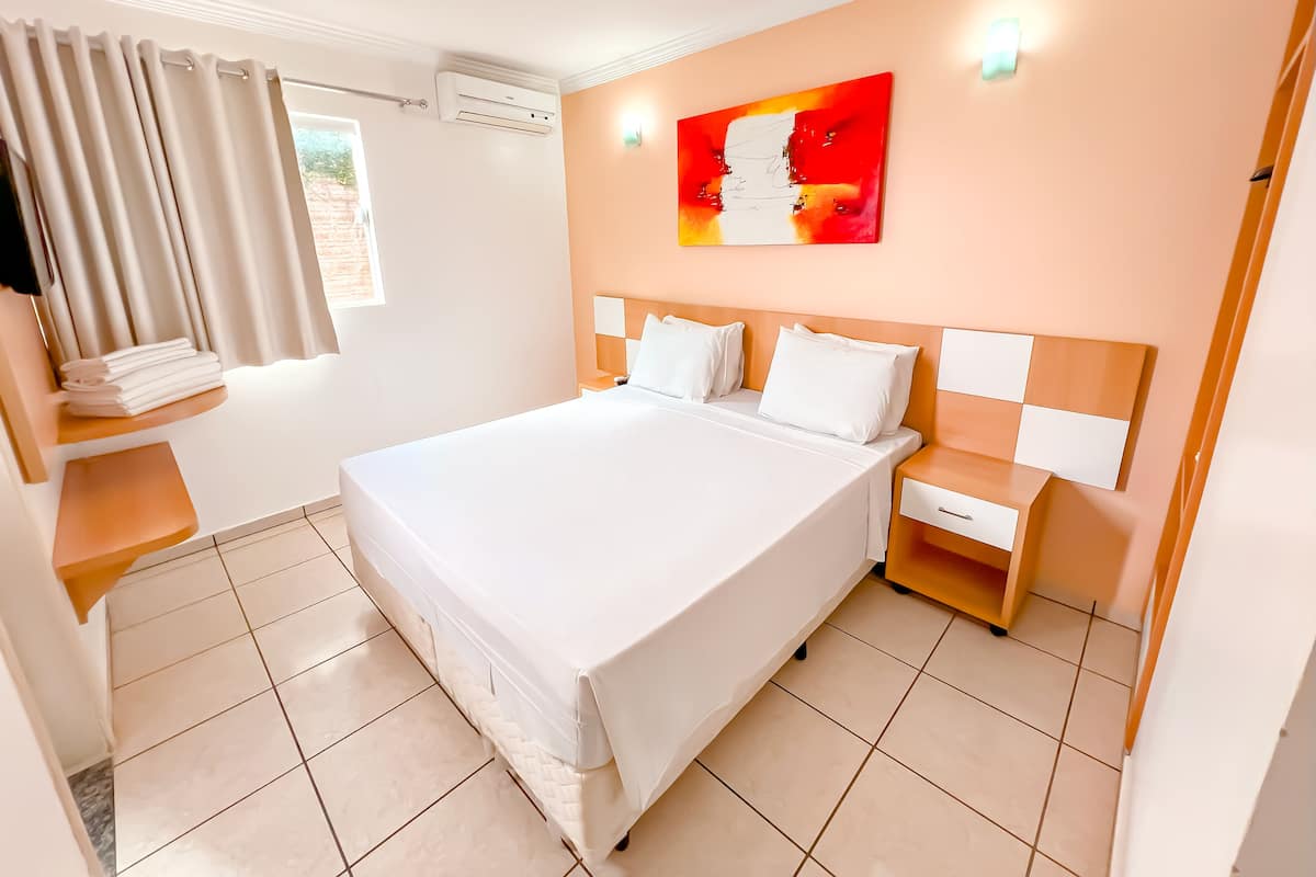 Quarto Duplo Standard | Minibar, cofre no quarto, secretária, cortinas/cortinados opacos