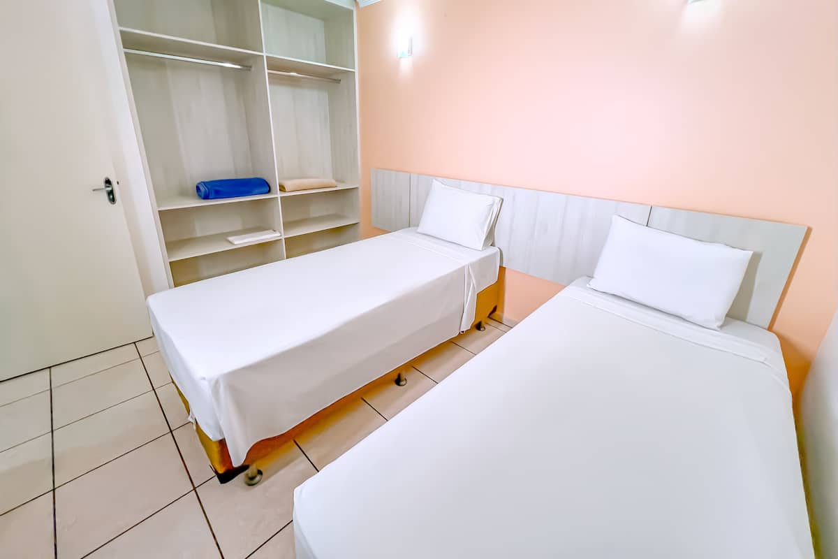 Quarto Quádruplo Standard | Minibar, cofre no quarto, secretária, cortinas/cortinados opacos
