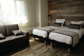 Quarto Triplo | Roupa de alta qualidade, secretária, quartos insonorizados