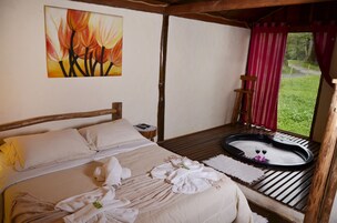 Chalé, banheira de hidromassagem | Minibar, roupa de cama fornecida 