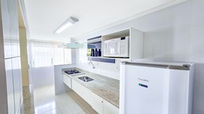 Quarto Quádruplo Standard | Cozinha privada | Mesas de jantar 